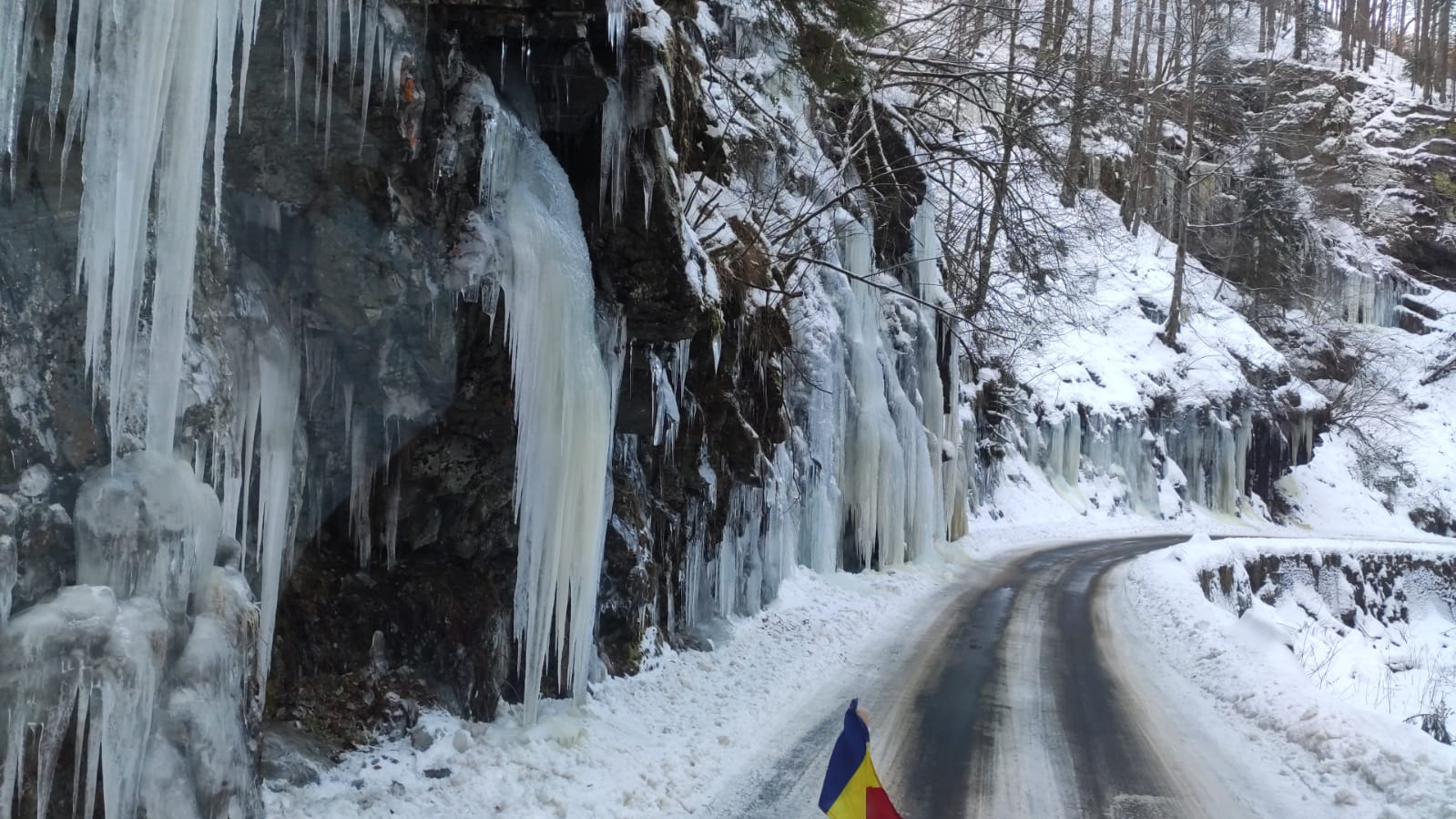 Drum spectaculos în vestul țării, printre stânci acoperite cu cascade ...